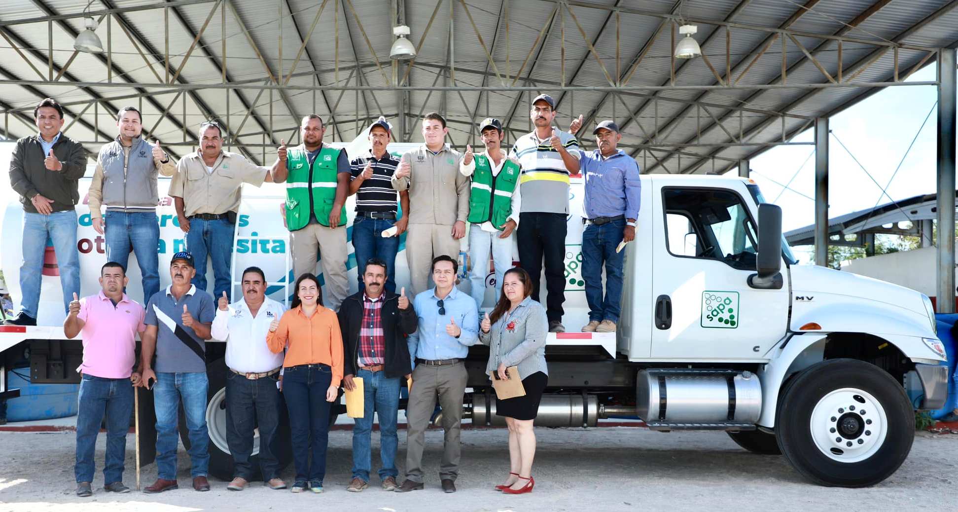 Entrega Ayuntamiento de La Paz una pipa nueva para la delegación de Los Dolores