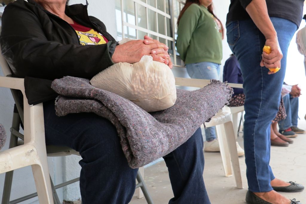 Inicia DIF La Paz con la entrega de cobijas en colonias de la ciudad