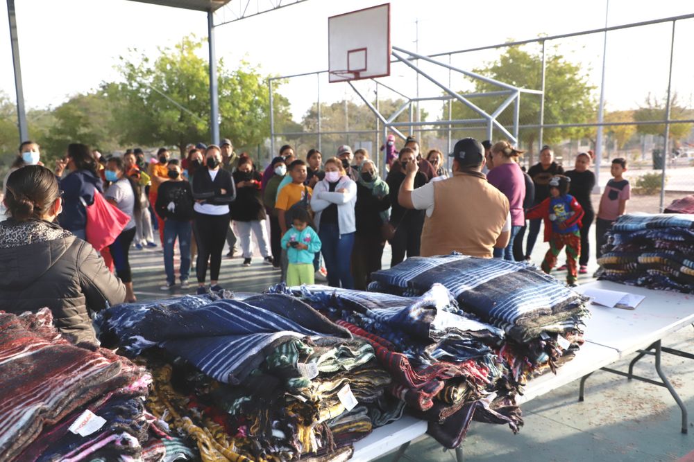 Entrega DIF La Paz cobijas en las colonias de la ciudad